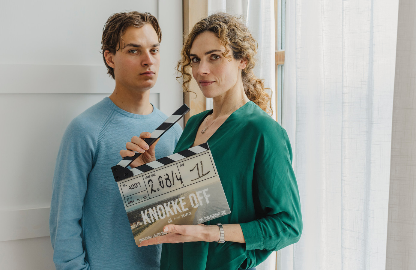 Opnames van tweede seizoen ‘Knokke Off’ zijn gestart, VRT lost eerste beelden van op de set ...