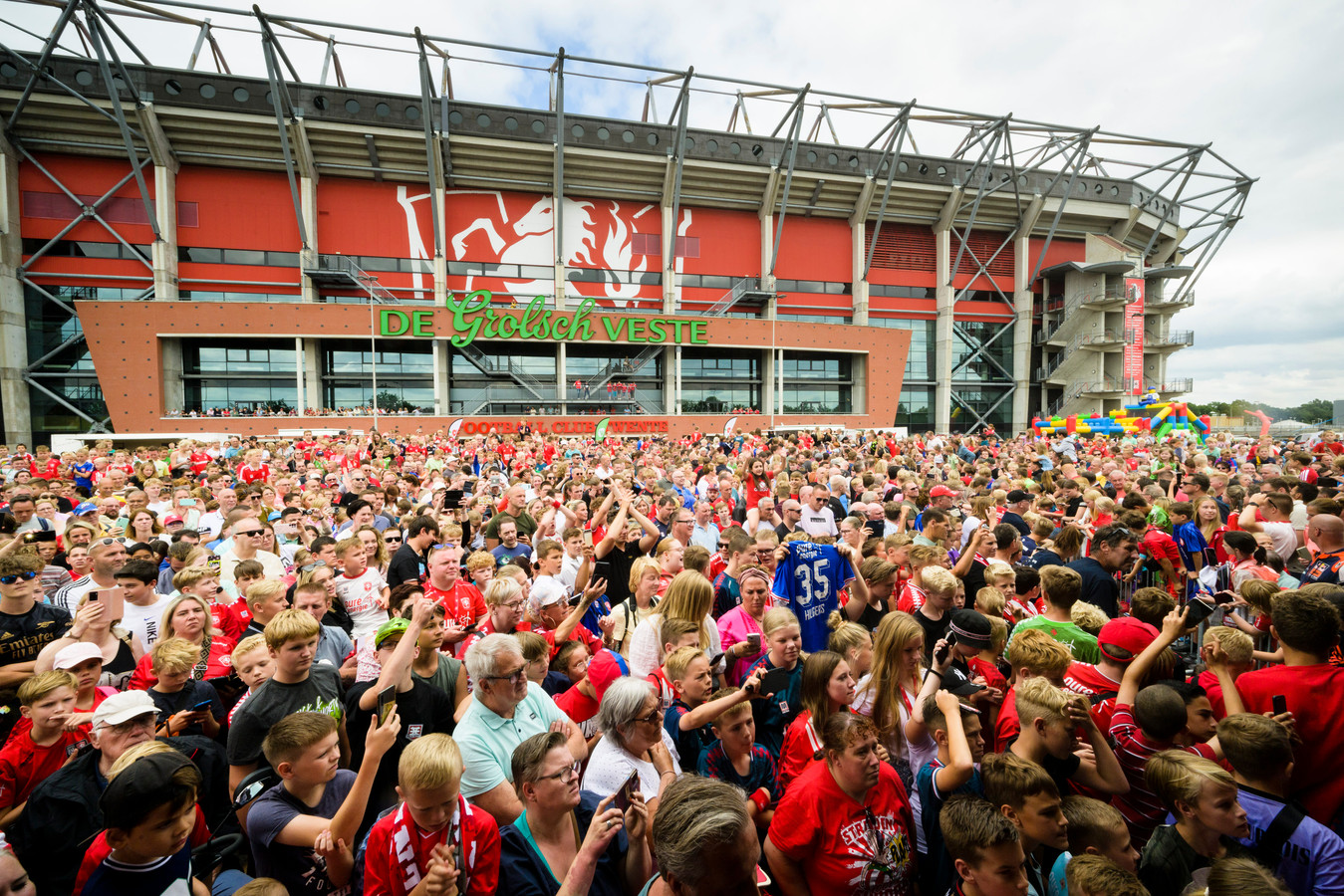 Duizenden FC Twente-fans klaar voor nieuw seizoen, spelers zingen ...