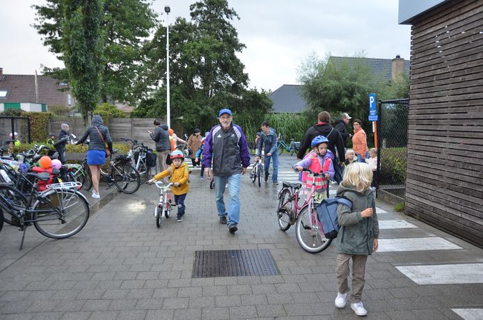 Leerlingen Spoele trotseren regen per fiets of te voet op Strapdag | Lokeren | hln.be
