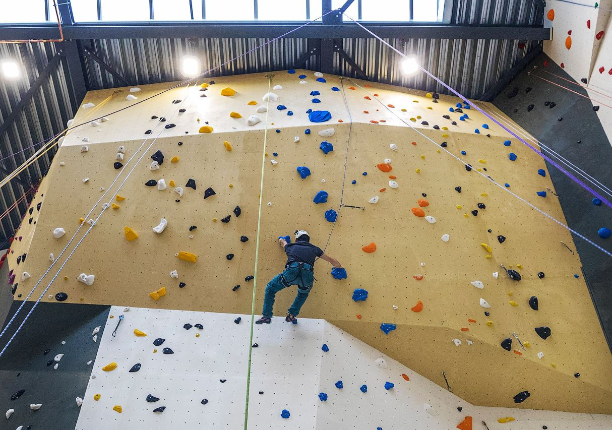 Klimmen in de grootste klimhal van Nederland: durf jij het aan? | Foto ...