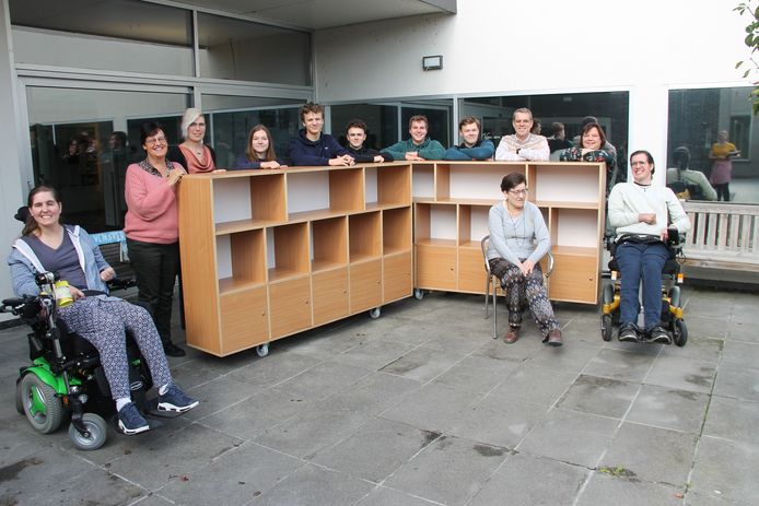 VTI-studenten maken boekenkasten op wielen voor ‘t Venster | Izegem ...