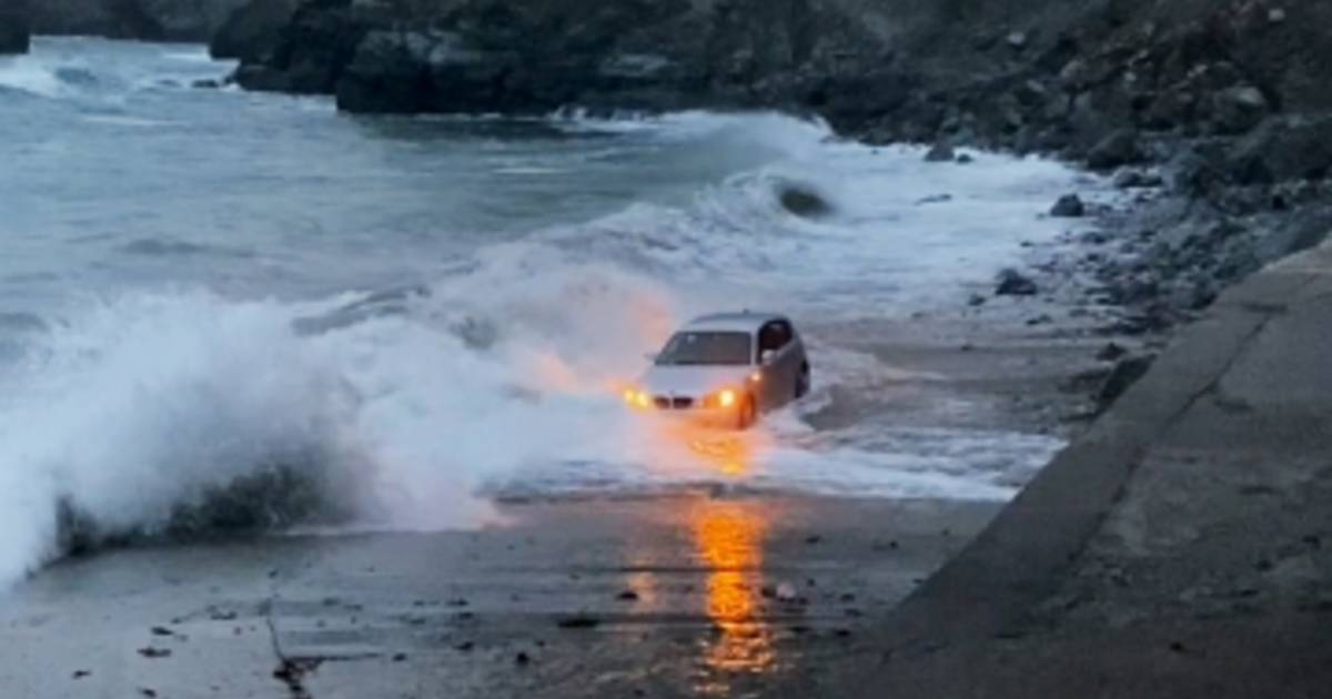 Sa BMW se fait emporter par les vagues | Vidéo | 7sur7.be
