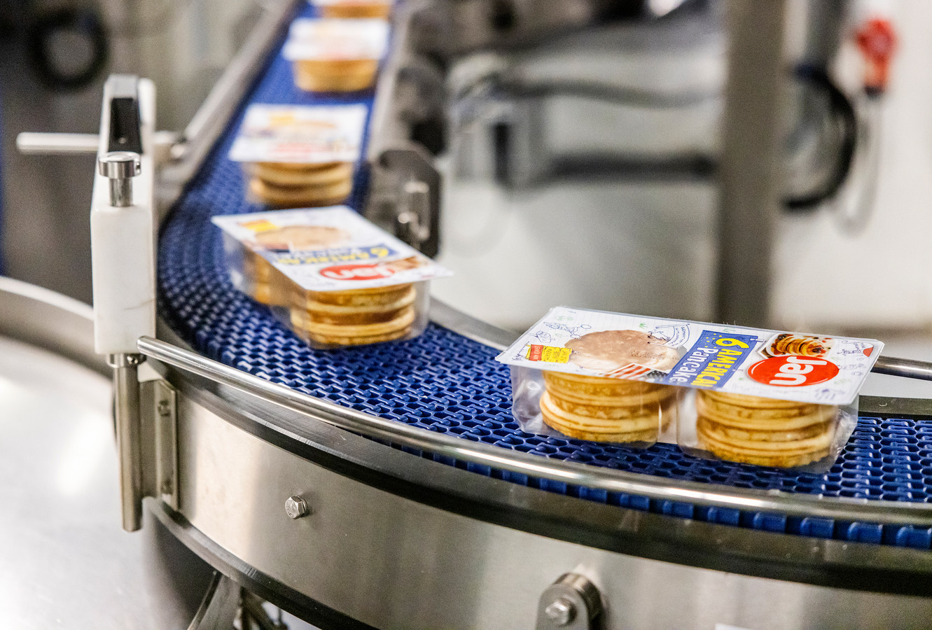 In dit dorp rollen dagelijks miljoenen pannenkoeken en poffertjes van ...