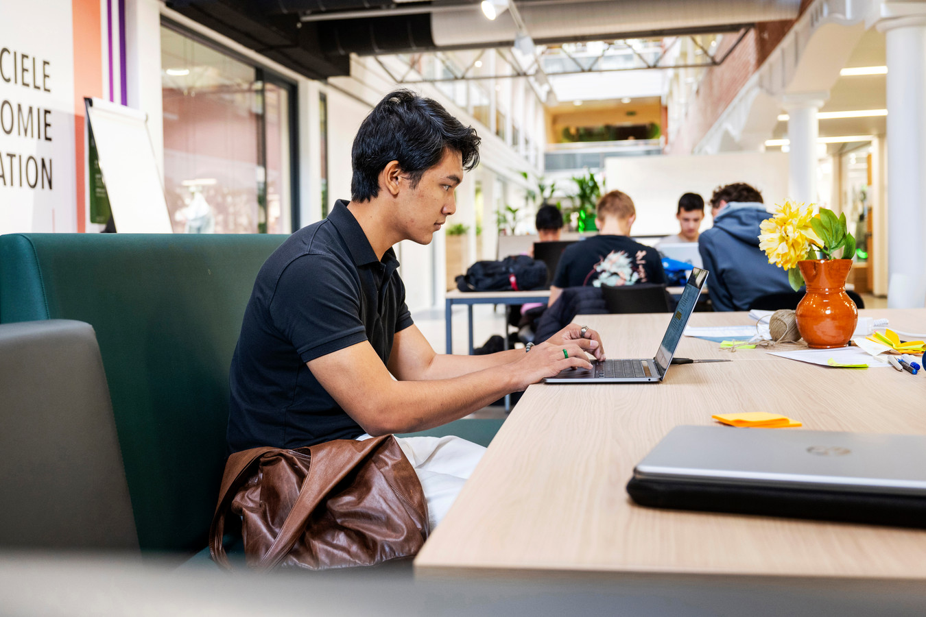 Na de staatsgreep werd 8000 euro per jaar een molensteen voor student ...