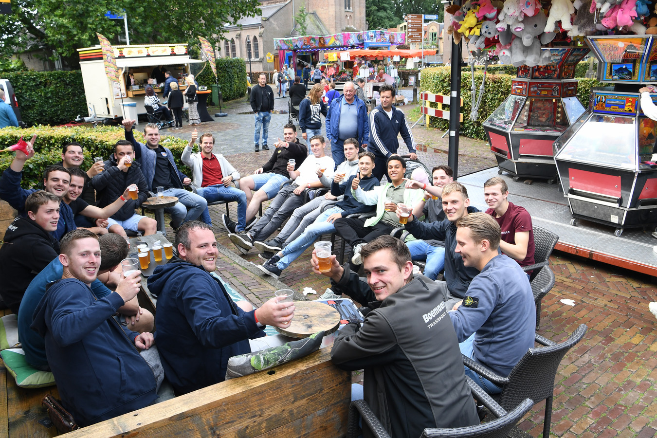 De mannen in Molenschot zitten al vroeg aan het bier, zoals het hoort ...