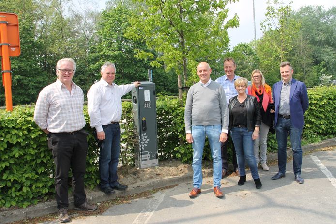 Nieuwe elektrische laadpaal aan Ter Borcht | Meulebeke | hln.be