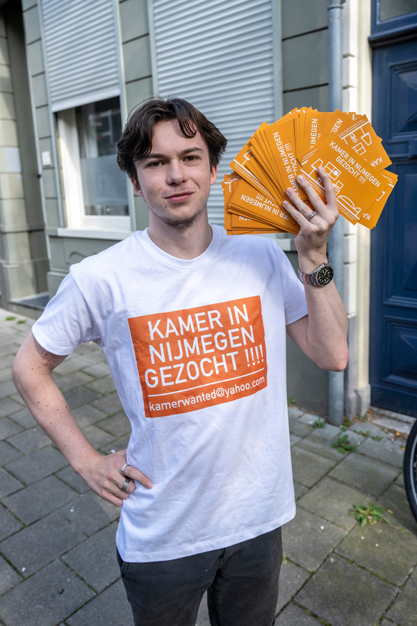 Wanhopige Max (21) gaat in actieshirt met 500 kaarten langs deuren, in ...