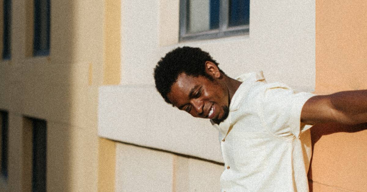 Zwolse rapper Typhoon stapt in huwelijksbootje met verloofde Marie ...