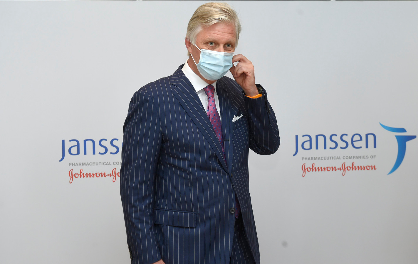 IN BEELD. Koning Filip bezoekt Janssen Pharmaceutica: “We hopen het ...