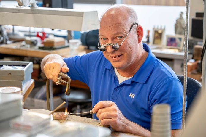 Van bekers tot sieraden met vingerafdrukken: goudsmit Han maakt alleen ...