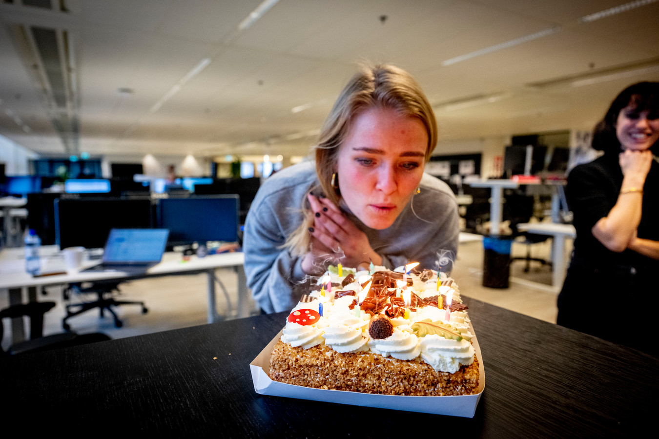 Gaat gebakje op de werkvloer in de ban? ‘Net zo schadelijk als meeroken ...