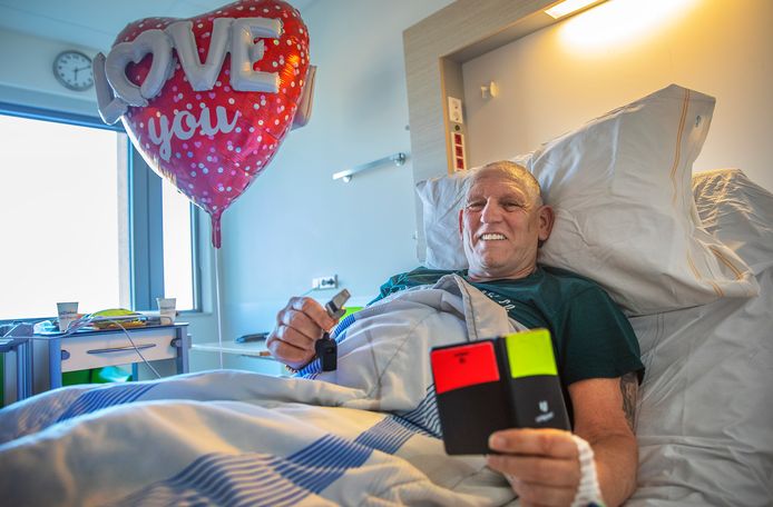 Scheidsrechter Louis (67) kreeg hartstilstand tijdens wedstrijd: ‘Er ...