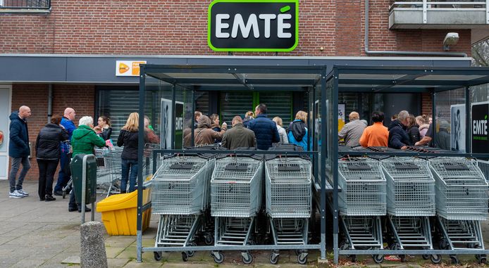 Laatste dag van supermarkt Emté in Wijchen trekt veel koopjesjagers ...