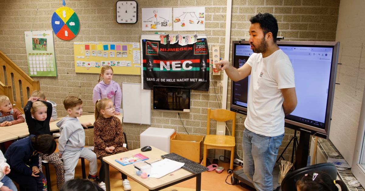 Meester Djimondi geeft kleuters les in NEC-kunde. ‘En...wij...zijn ...
