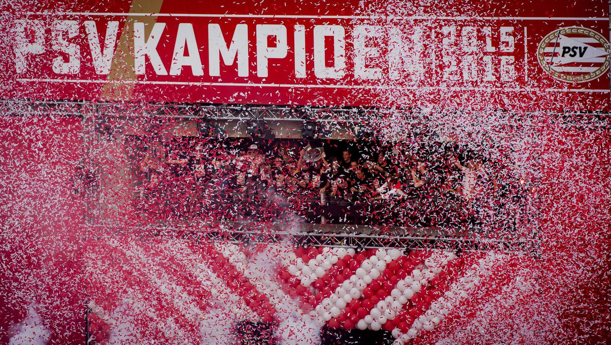 Huldiging PSV in Eindhoven trekt zo'n 100 duizend bezoekers | De Volkskrant