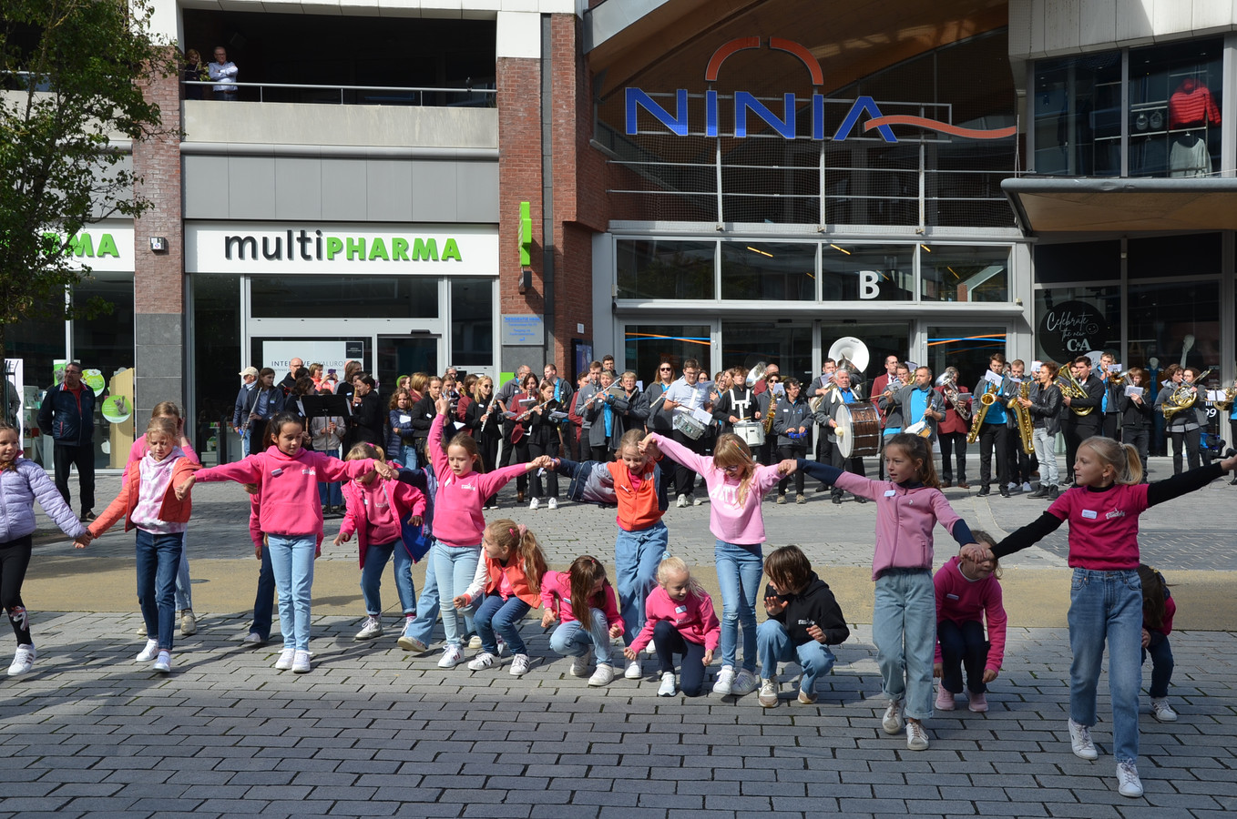 Gelegenheidsfanfare ‘Ninof ‘k zien a geiren’ trekt met 70-tal ...
