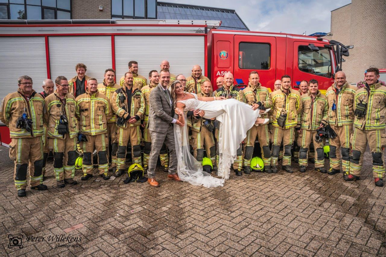 Molse brandweerlui barricaderen huis van pasgetrouwde collega met ...