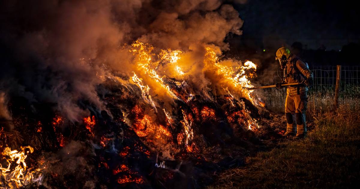 Grote stapel hooibalen in brand in Middelharnis | Goeree-Overflakkee ...