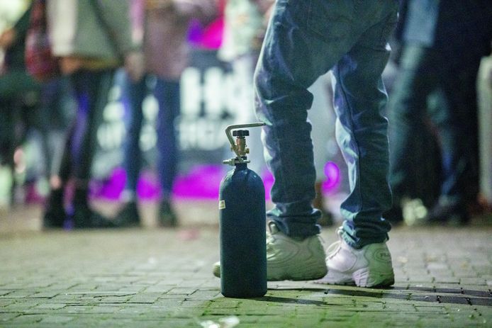 Grote hoeveelheid lachgas aangetroffen in Heerhugowaard | Dijk en Waard ...