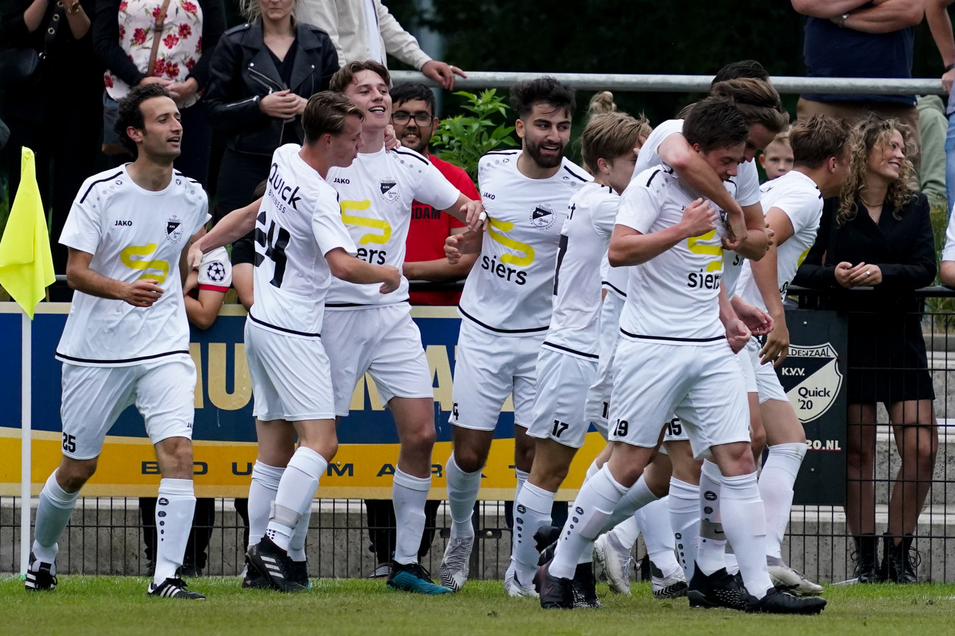 Quick’20 houdt landskampioen Ajax op gelijkspel | Foto | tubantia.nl