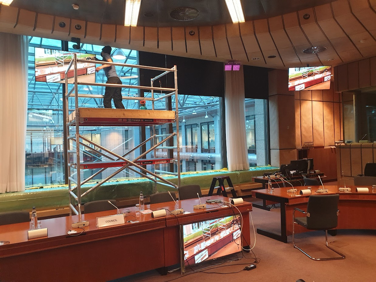 Hoogstratens bedrijf Media Noord beplakt 100 vierkante meter ramen met ... Hoogstratens bedrijf Media Noord beplakt 100 vierkante meter ramen met ...