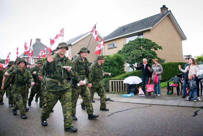 Canada oefent voor Vierdaagse met Victory March | Nijmegen | destentor.nl