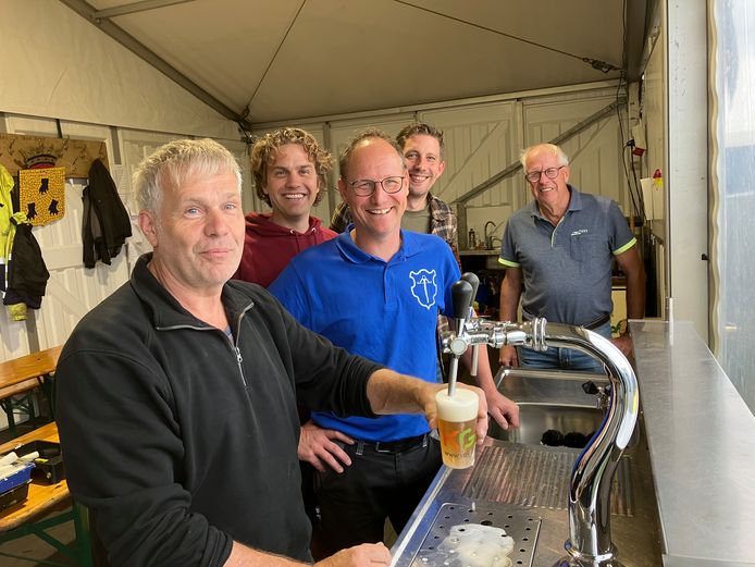 Eeuwoude Schutterij Diepenheim spoelt (bier)bekers als primeur | Hof ...