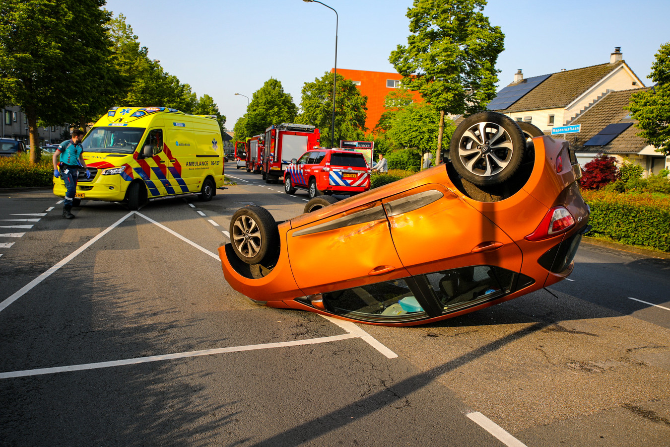 Auto slaat over de kop in Apeldoorn, bestuurder naar ziekenhuis | Foto ...