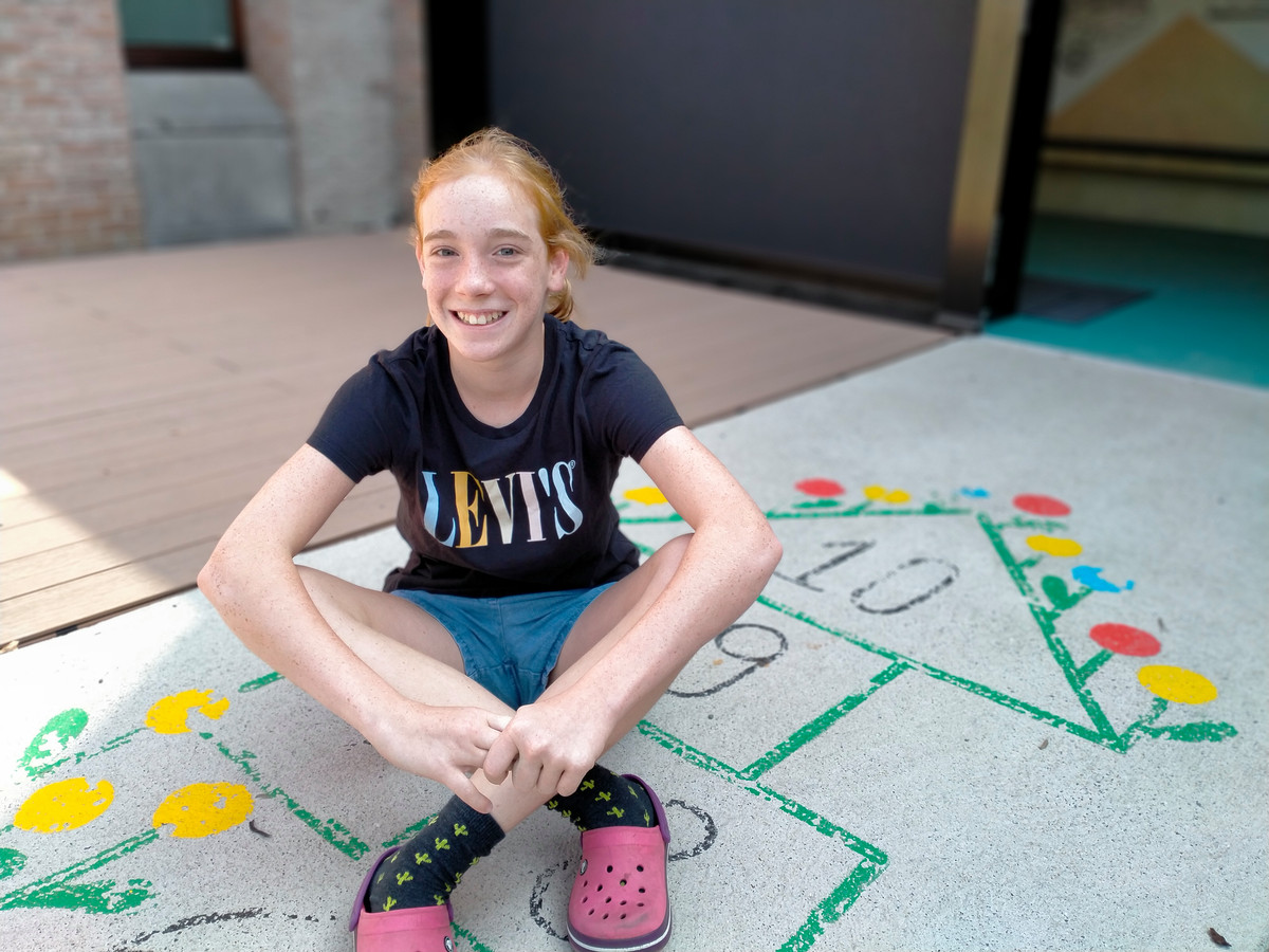TERUG NAAR SCHOOL. Kyra (12) deelt schoolbank met leerlingen die vier ...