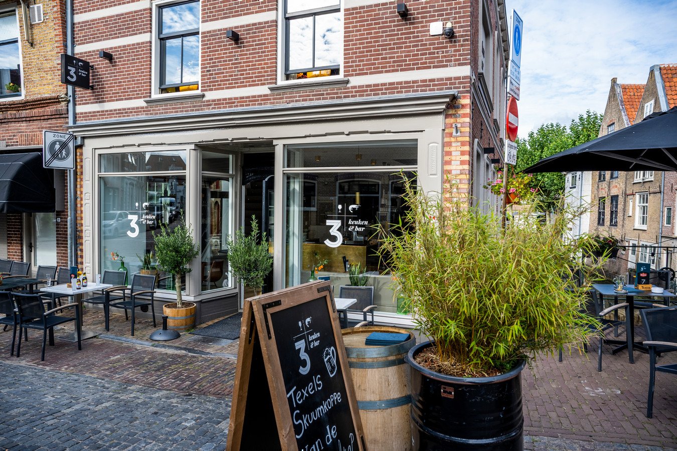 In dit restaurant kijkt Willem van Oranje (met zonnebril) streng toe ...