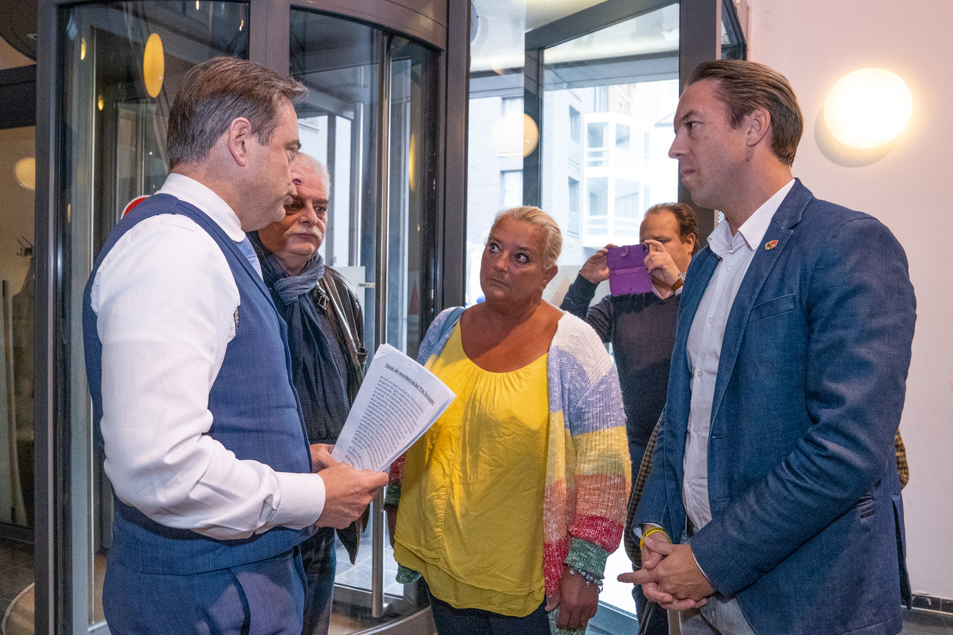 Cafébazin Marcella in shock na beledigingen Frank Geudens (Vooruit ...
