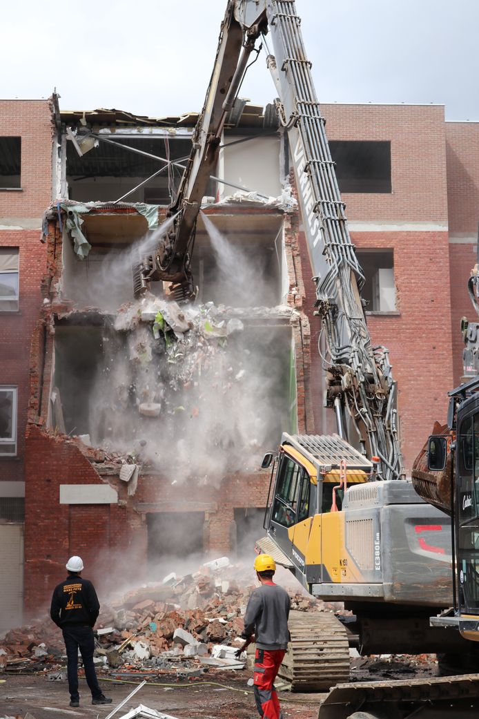 Grote afbraakwerken aan AZ Sint-Lucas gestart. “Gefaseerde werken zodat alle zorg gegarandeerd ...