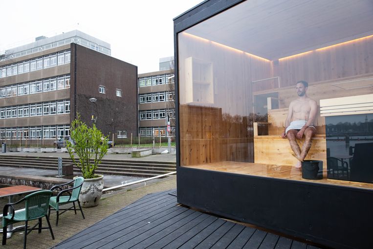 Muziek draaien bij sauna Kuuma met uitzicht over het Scheepvaartmuseum