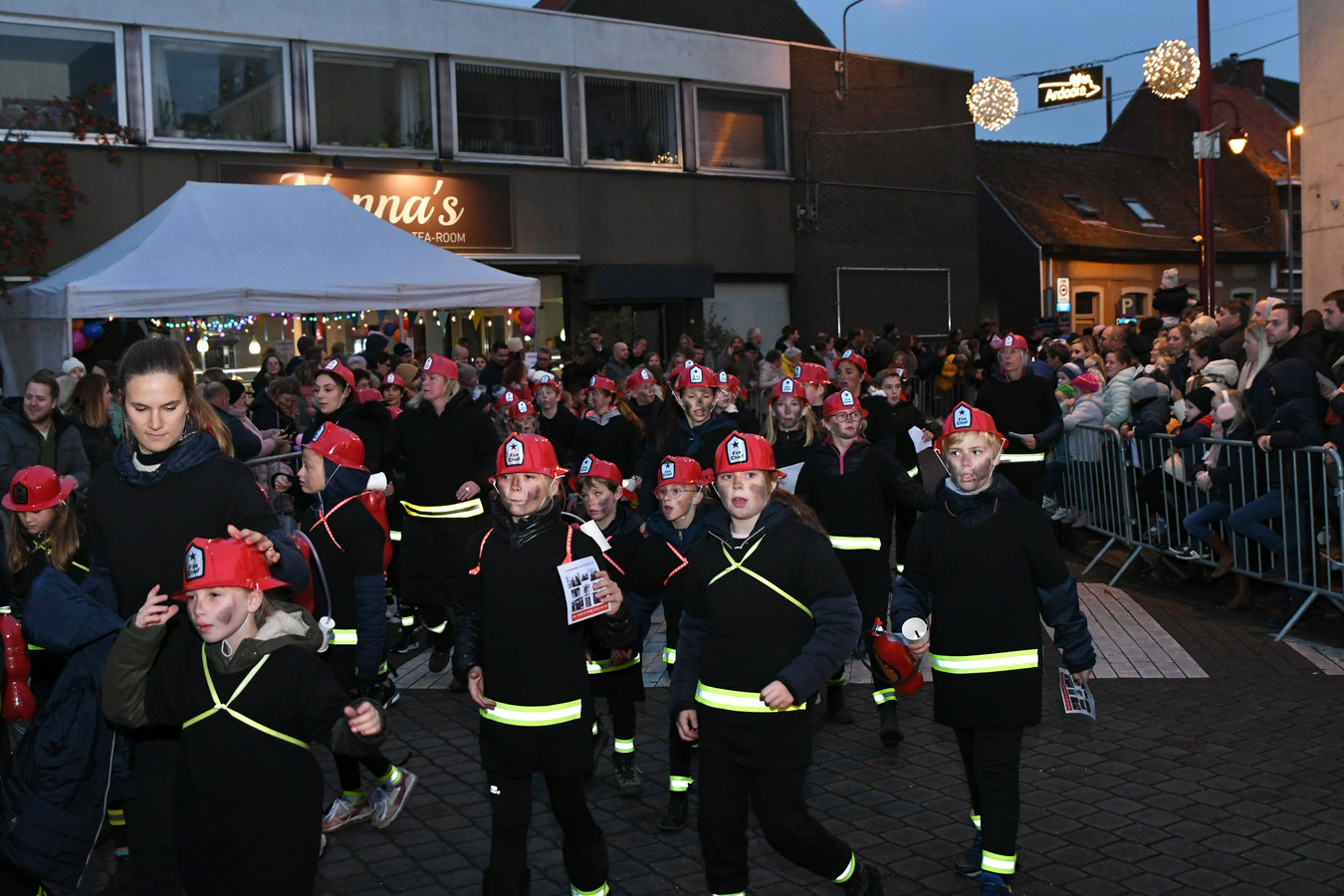 IN BEELD. 41e Sint-Maartensstoet lokt massa mensen: “Heel blij dat we ...