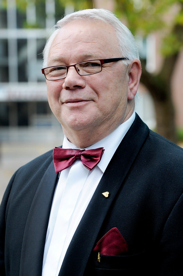 Jan van de Put heeft na een lintje van de koning er nu ook een van de ...