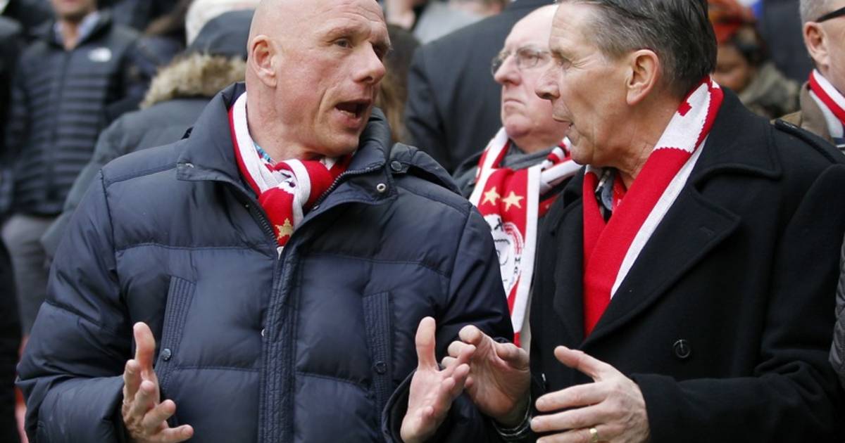 Rob de Wit mag schaal uitreiken aan Ajax | Nederlands voetbal | AD.nl