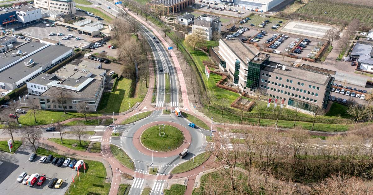 Rotonde bij het ZLM-kantoor in Goes wordt een kruispunt met verkeerslichten en fietstunnels ...