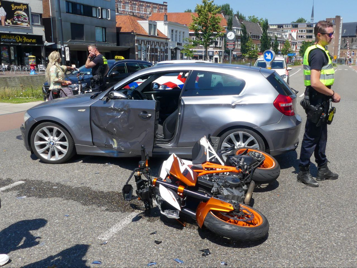 Motorrijder naar ziekenhuis na ongeval in centrum Enschede | Foto | tubantia.nl