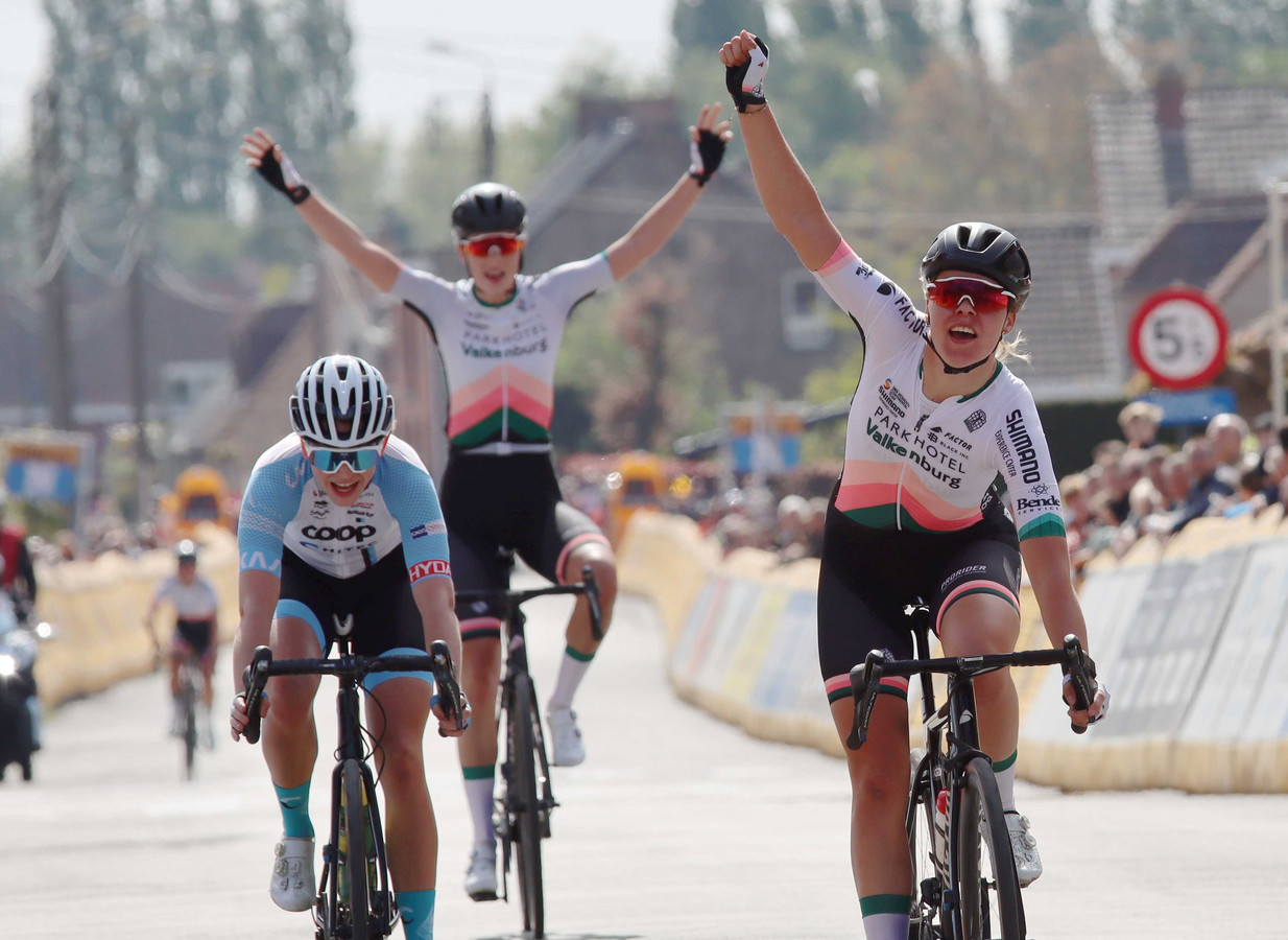Femke Markus rondt in Leiedal Koerse overwicht van haar team af ...