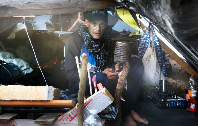 ‘Remon de strandjutter’ woont al maanden in een tentje langs de rivier ...