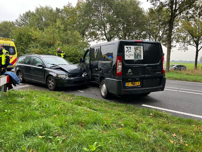 N337 dicht tussen Olst en Wijhe na botsing van bestelbus met auto | Olst-Wijhe | destentor.nl