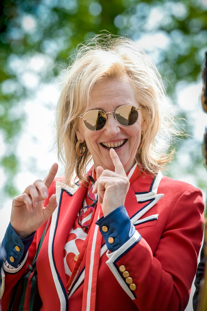 IN BEELD. Prinses Astrid straalt tijdens eerste prinselijke missie in ...