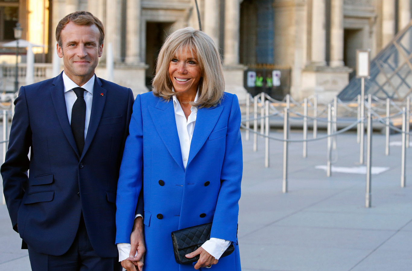 Emmanuel Macron: skiën, maatpakken en tien keer rond de aarde | Foto ...