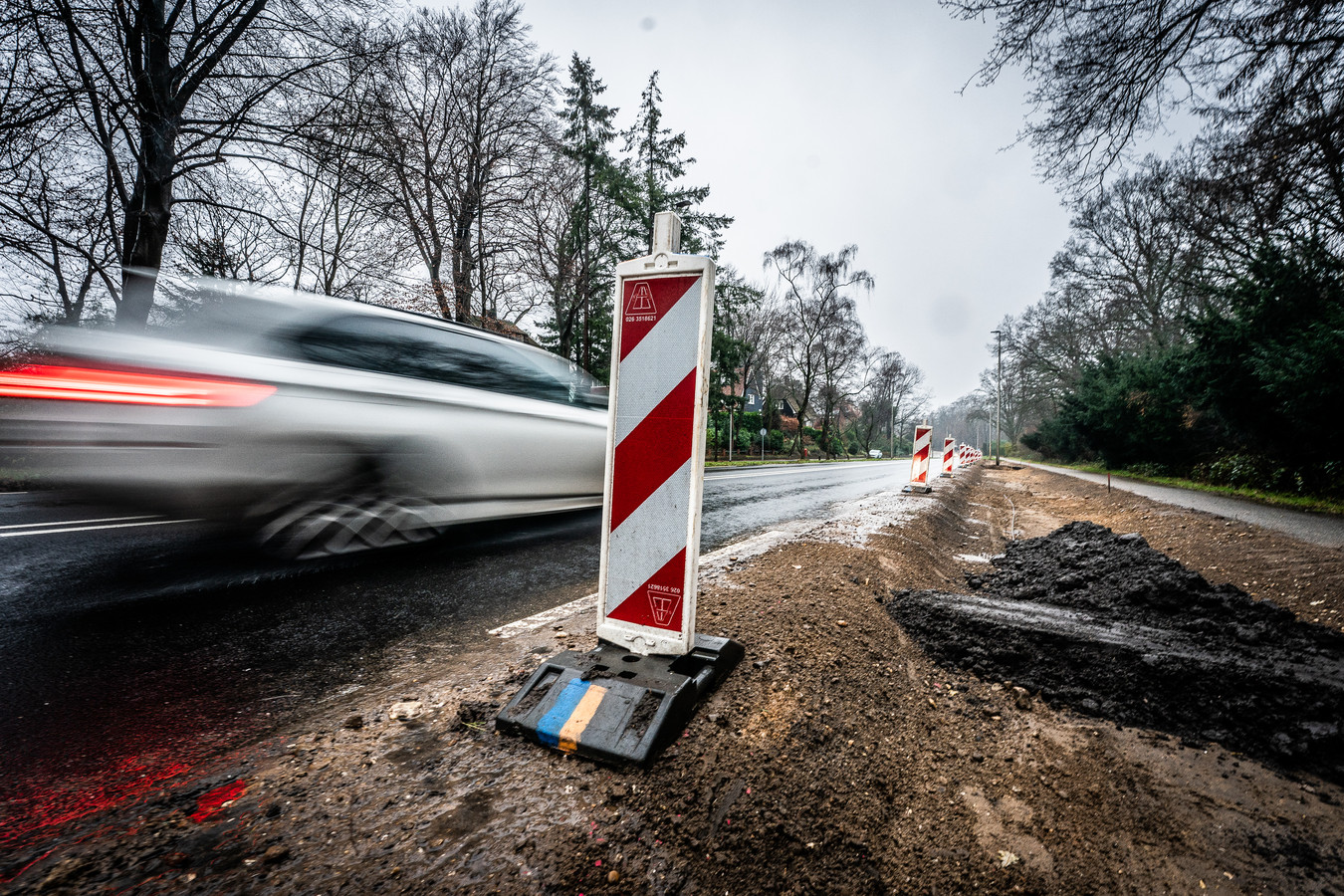 Automobilisten rijden zich op deze versmalde weg vast in de berm als ze ...