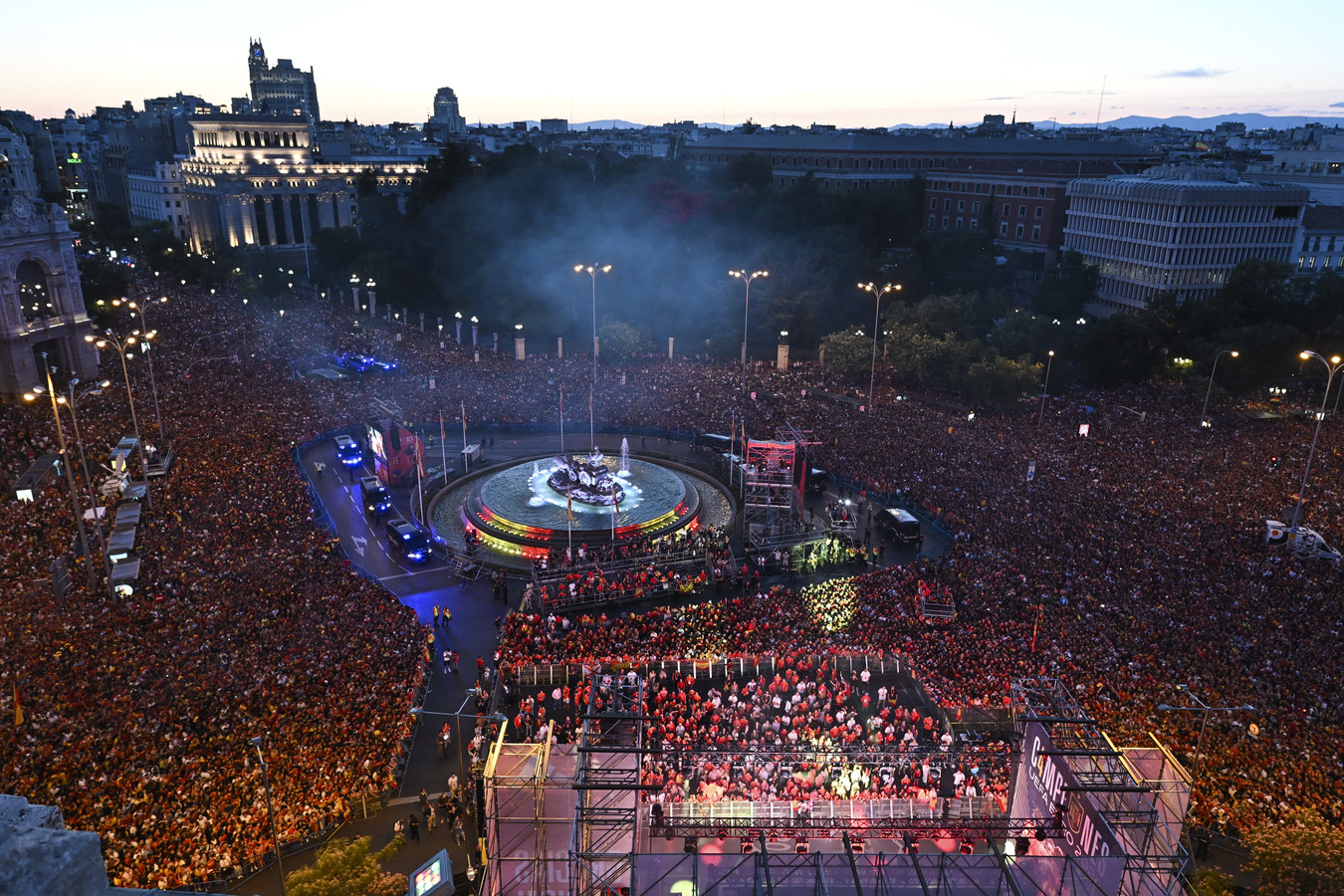 Ceremoniemeester Morata jent Duitsers tijdens wilde Spaanse feestnacht ...