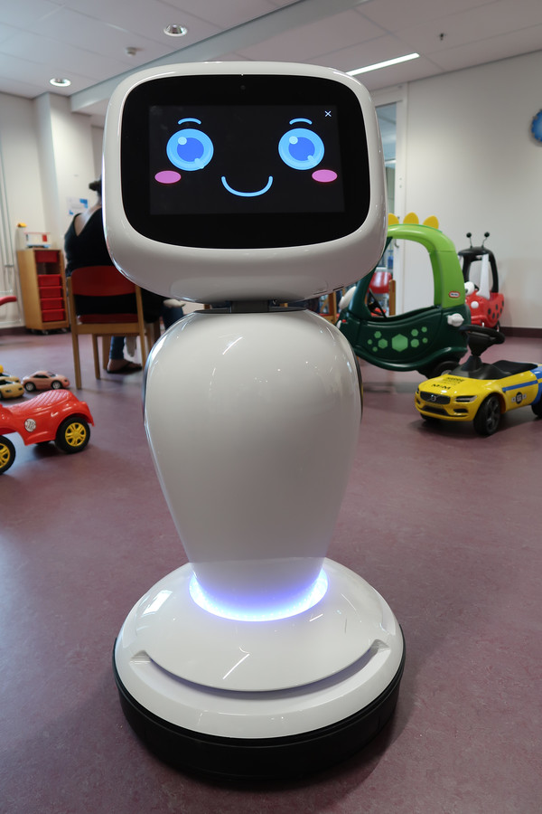 Robot James scoort punten in het ziekenhuis: ‘Hij spreekt mensen aan die de weg kwijt zijn of ...