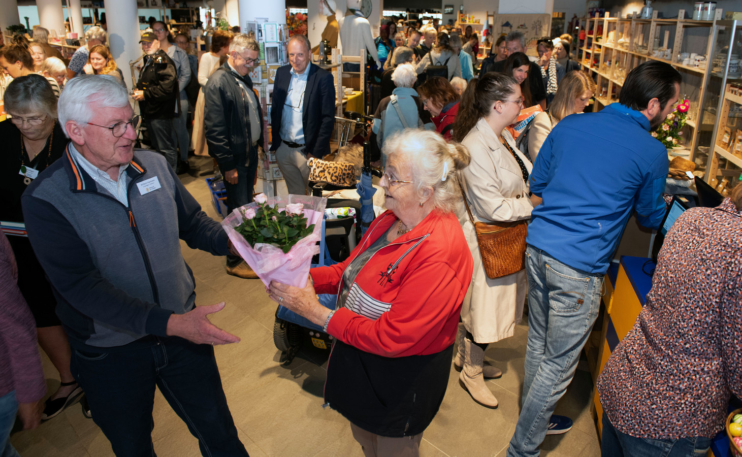 Het was lang niet zó druk in dit winkelcentrum, maar bij deze nieuwe ...