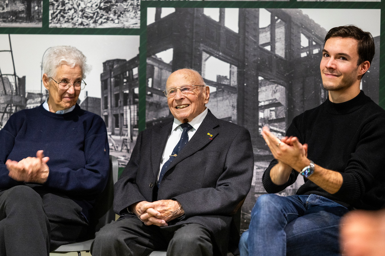 Max (97) is overdonderd door expositie over zijn leven: ‘Mensen trekken ...
