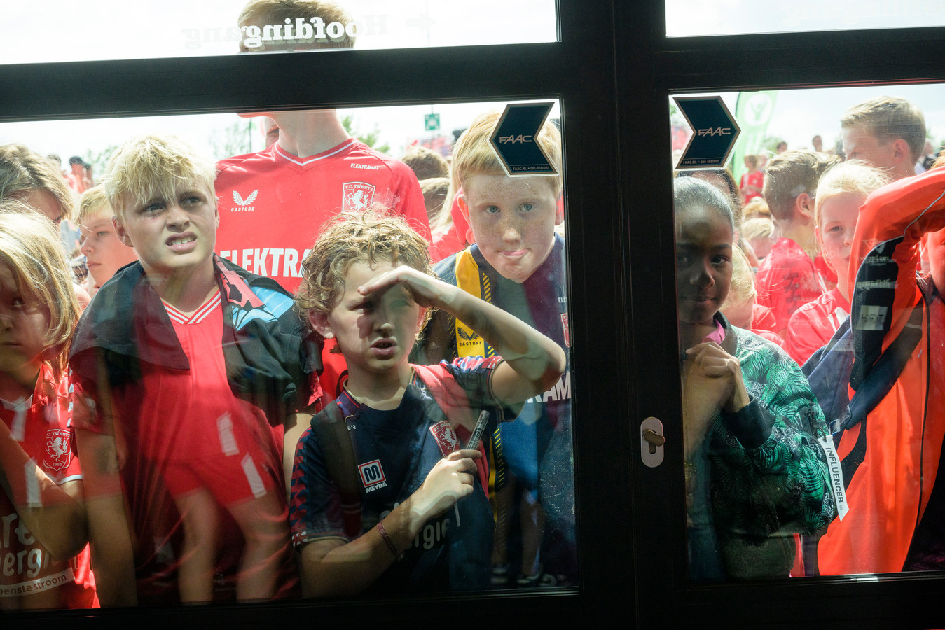 Duizenden FC Twente-fans klaar voor nieuw seizoen, spelers zingen ...