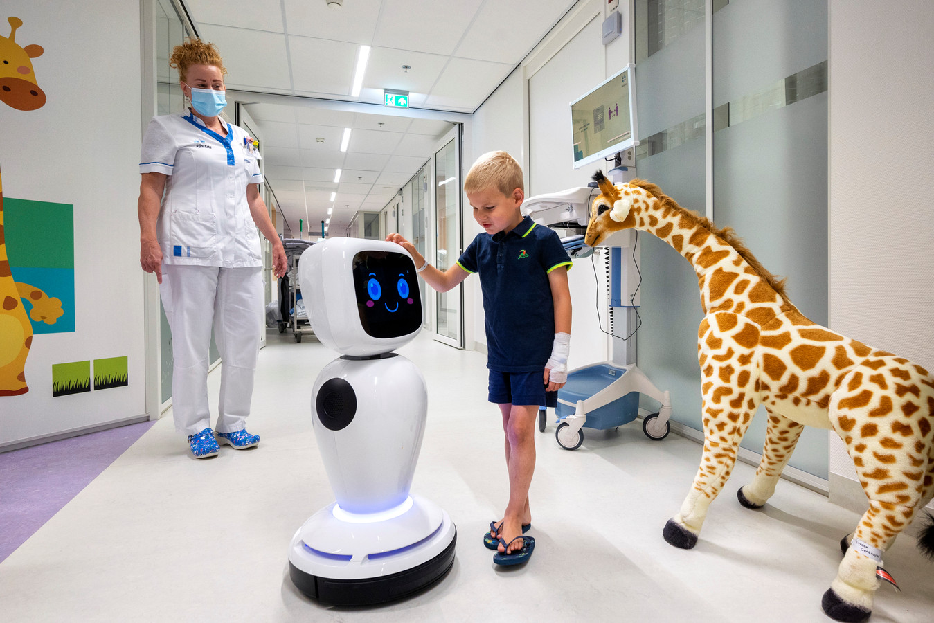 Robot James scoort punten in het ziekenhuis: ‘Hij spreekt mensen aan ...